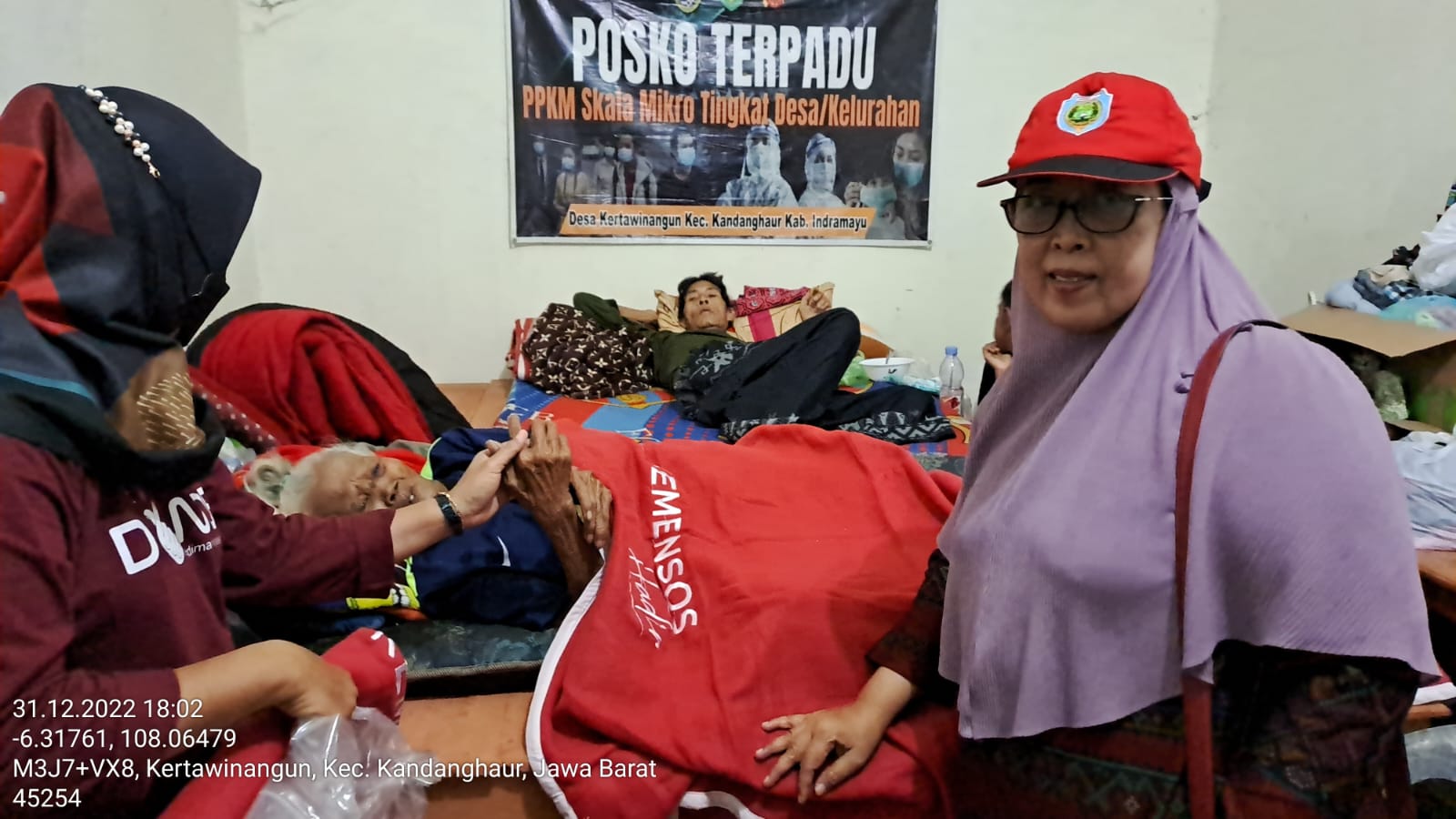 Dinsos Kabupaten Indramayu Salurkan Logistik Bagi Korban Gelombang Pasang